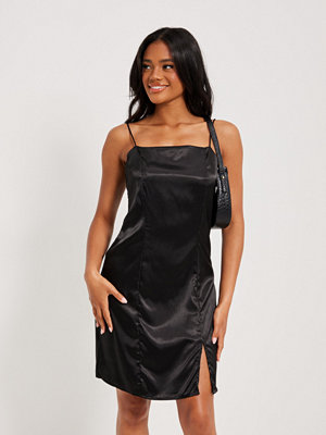 Only Klänningar - Köp snygg klänning från Only - Modegallerian